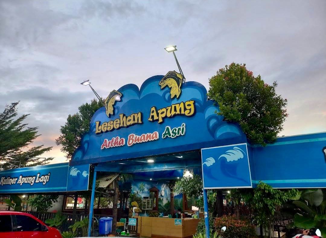 Menikmati Sensasi Kuliner Unik di Rumah Makan Apung - Share English Pare